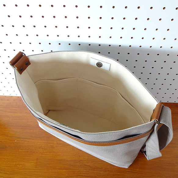 帆布と革のスリムショルダーM B5 グレー | iichi 日々の暮らしを心地よくするハンドメイドやアンティークのマーケットプレイス