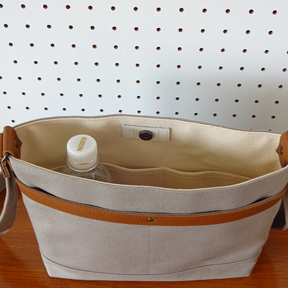 帆布と革のスリムショルダーM B5 グレー | iichi 日々の暮らしを心地よくするハンドメイドやアンティークのマーケットプレイス