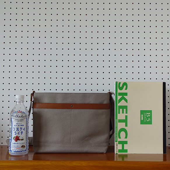 帆布と革のスリムショルダーM B5 グレー | iichi 日々の暮らしを心地よくするハンドメイドやアンティークのマーケットプレイス