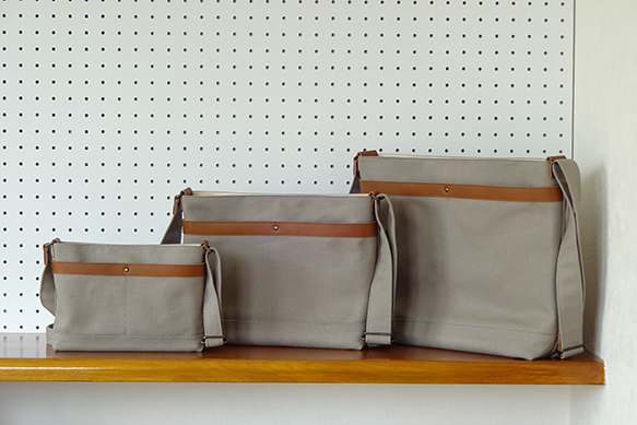 帆布と革のスリムショルダーM B5 グレー | iichi 日々の暮らしを心地よくするハンドメイドやアンティークのマーケットプレイス