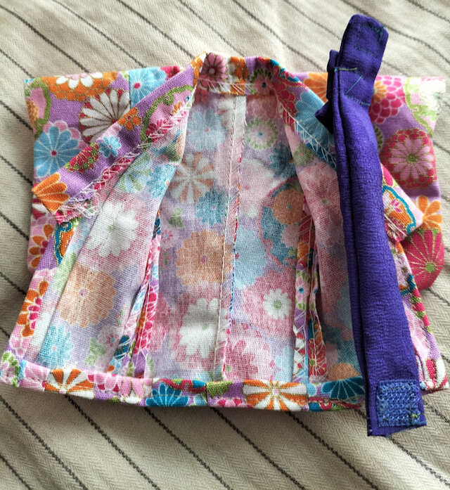 背丈15cm セリアドールの着物（10）（藤色の地に菊などの古典柄） | iichi 日々の暮らしを心地よくするハンドメイドやアンティークのマーケットプレイス