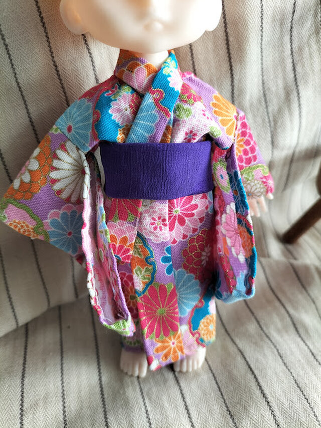 背丈15cm セリアドールの着物（10）（藤色の地に菊などの古典柄） | iichi 日々の暮らしを心地よくするハンドメイドやアンティークのマーケットプレイス