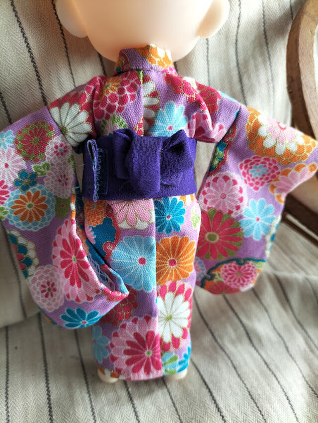 背丈15cm セリアドールの着物（10）（藤色の地に菊などの古典柄） | iichi 日々の暮らしを心地よくするハンドメイドやアンティークのマーケットプレイス