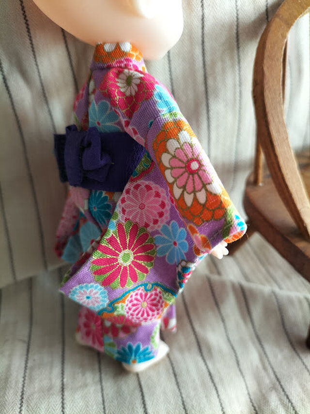 背丈15cm セリアドールの着物（10）（藤色の地に菊などの古典柄） | iichi 日々の暮らしを心地よくするハンドメイドやアンティークのマーケットプレイス