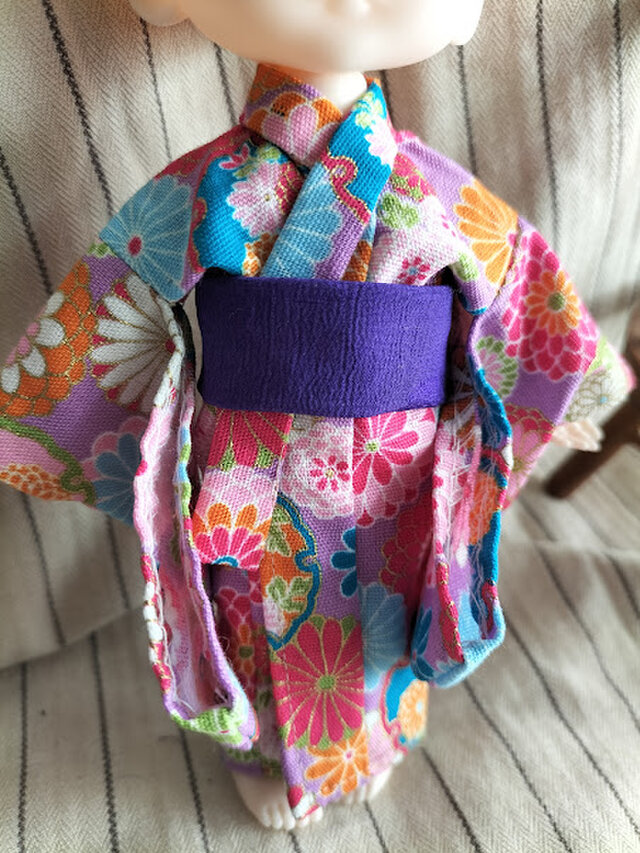 背丈15cm セリアドールの着物（10）（藤色の地に菊などの古典柄） | iichi 日々の暮らしを心地よくするハンドメイドやアンティークのマーケットプレイス