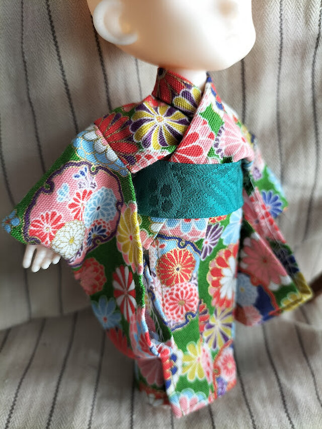 背丈15cm セリアドールの着物（12）（緑色の地に菊などの古典柄） | iichi 日々の暮らしを心地よくするハンドメイドやアンティークのマーケットプレイス