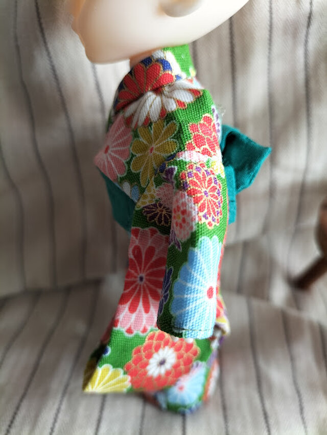 背丈15cm セリアドールの着物（12）（緑色の地に菊などの古典柄） | iichi 日々の暮らしを心地よくするハンドメイドやアンティークのマーケットプレイス
