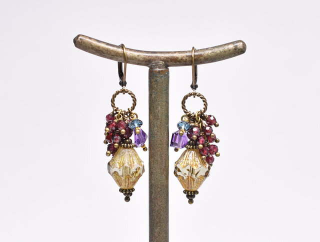 チェコビーズとたわわなガーネット、ロンドブルートパーズ、アメジストのピアス | iichi 日々の暮らしを心地よくするハンドメイドやアンティークのマーケットプレイス