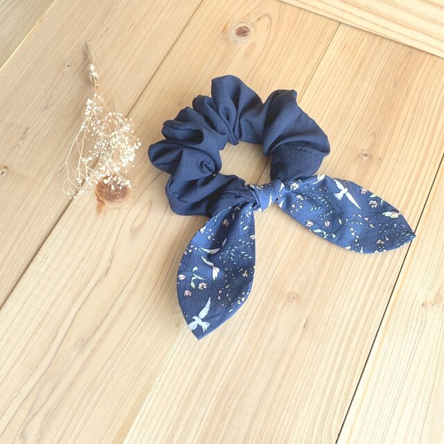 リバティ ふんわりリボンシュシュ ＜Peace＞(ピース)ネイビー | iichi 日々の暮らしを心地よくするハンドメイドやアンティークのマーケットプレイス