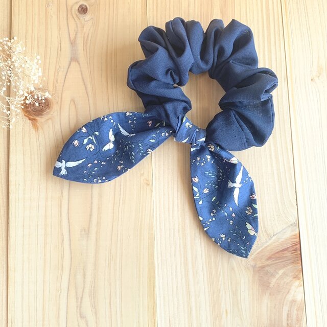 リバティ ふんわりリボンシュシュ ＜Peace＞(ピース)ネイビー | iichi 日々の暮らしを心地よくするハンドメイドやアンティークのマーケットプレイス