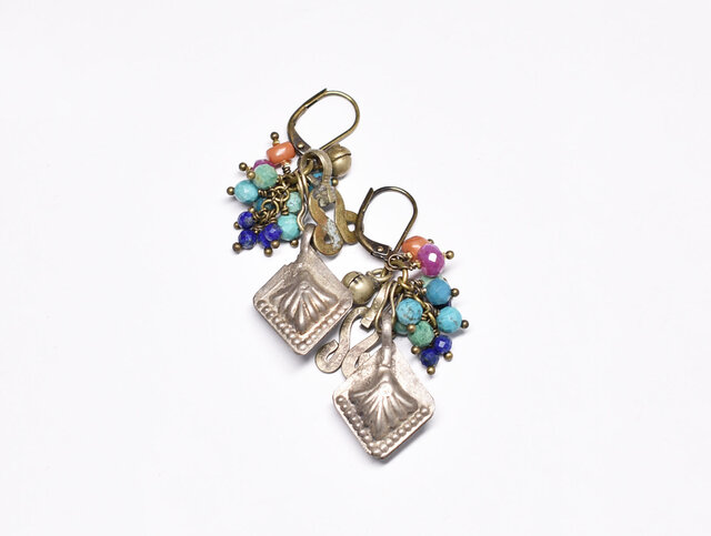 アフガニスタンメタルパーツとたわわなストーンビーズ、民族鈴のピアス | iichi 日々の暮らしを心地よくするハンドメイドやアンティークのマーケットプレイス