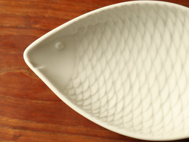 グスタフスベリ／フィッシュプレート 21cm 〈白〉 | iichi 日々の暮らしを心地よくするハンドメイドやアンティークのマーケットプレイス