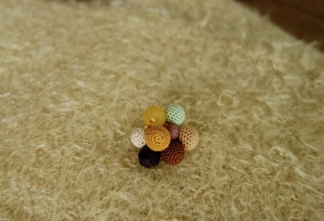 TubuTubu pin brooch / chocolat mix | iichi 日々の暮らしを心地よくするハンドメイドやアンティークのマーケットプレイス