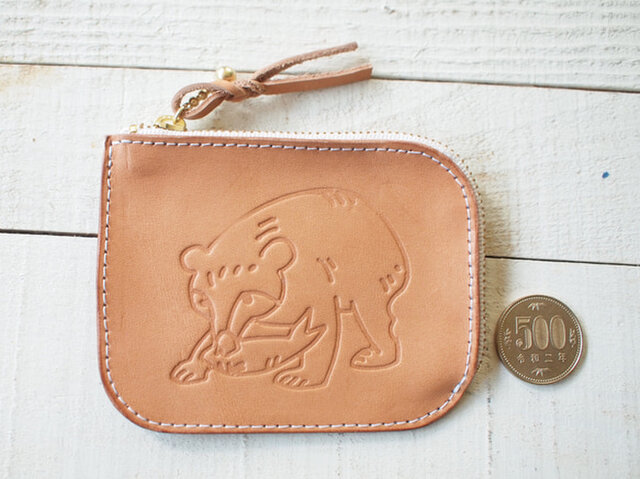 ヌメ革 キャメル 木彫り熊さん カード入ります No.18 | iichi 日々の暮らしを心地よくするハンドメイドやアンティークのマーケットプレイス