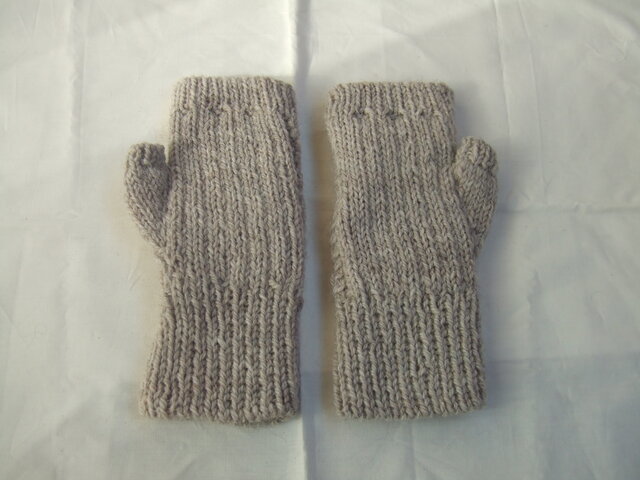 指先の出ているミトン アラン模様 | iichi 日々の暮らしを心地よくするハンドメイドやアンティークのマーケットプレイス