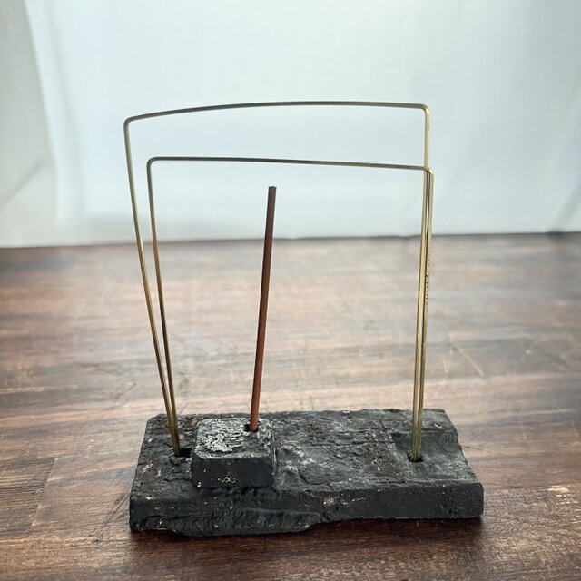 メッセージ＆インセンス スタンド (two-wire brass 香立付) 黒錆釉＆真鍮 | iichi 日々の暮らしを心地よくするハンドメイドやアンティークのマーケットプレイス