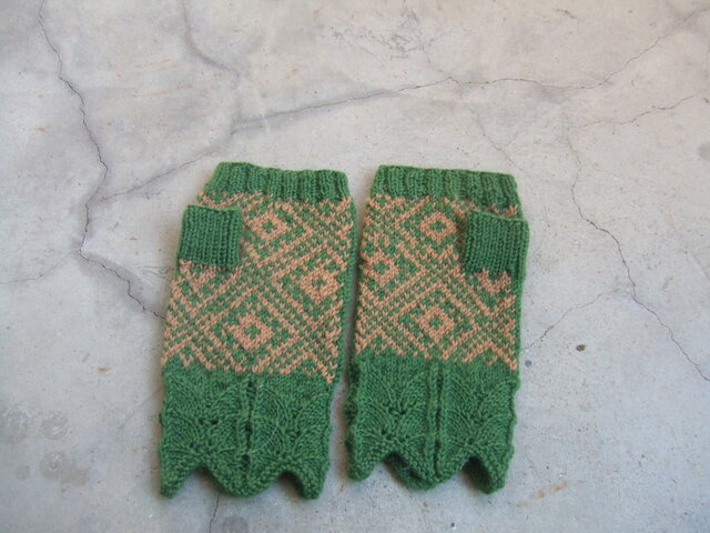 指先の出ているミトン 編み込み模様 | iichi 日々の暮らしを心地よくするハンドメイドやアンティークのマーケットプレイス