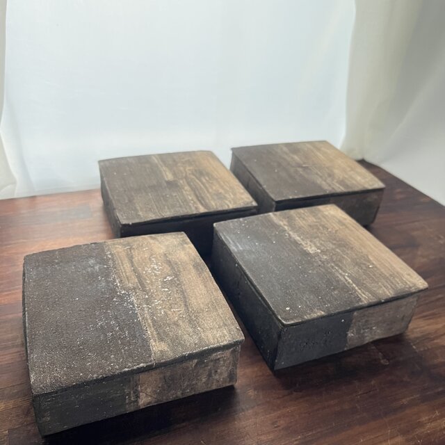 陶匣(中 12㎝) 黒釉&黒橡&黒錆釉「背守り」 No.2、3 | iichi 日々の暮らしを心地よくするハンドメイドやアンティークのマーケットプレイス