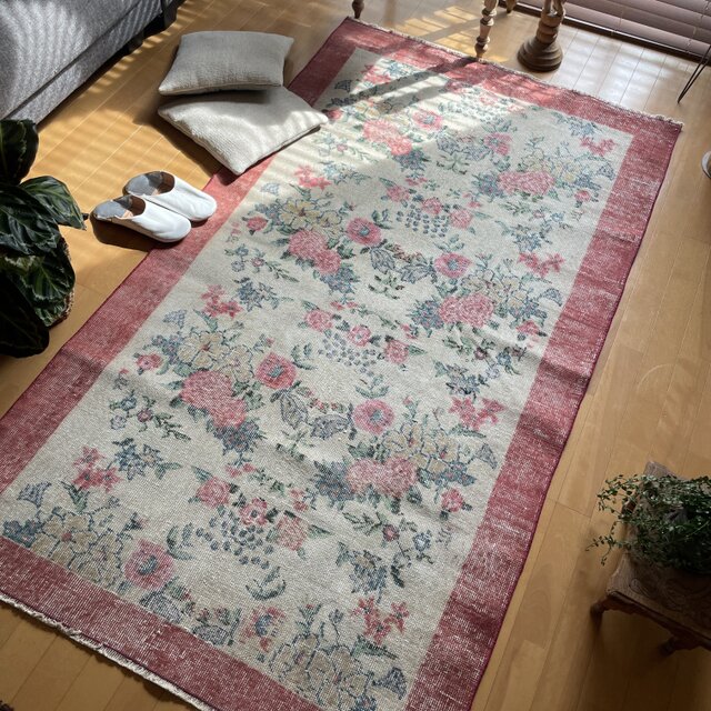 トルコヴィンテージラグ 113×202 コーラルピンク アンティーク薔薇模様 | iichi 日々の暮らしを心地よくするハンドメイドやアンティークのマーケットプレイス