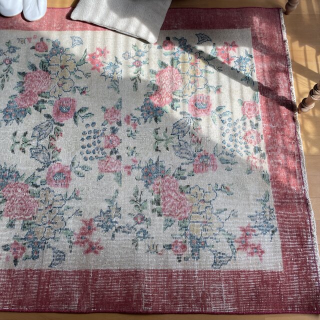 トルコヴィンテージラグ 113×202 コーラルピンク アンティーク薔薇模様 | iichi 日々の暮らしを心地よくするハンドメイドやアンティークのマーケットプレイス
