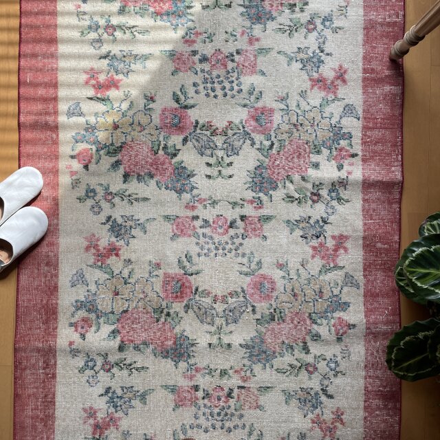 トルコヴィンテージラグ 113×202 コーラルピンク アンティーク薔薇模様 | iichi 日々の暮らしを心地よくするハンドメイドやアンティークのマーケットプレイス