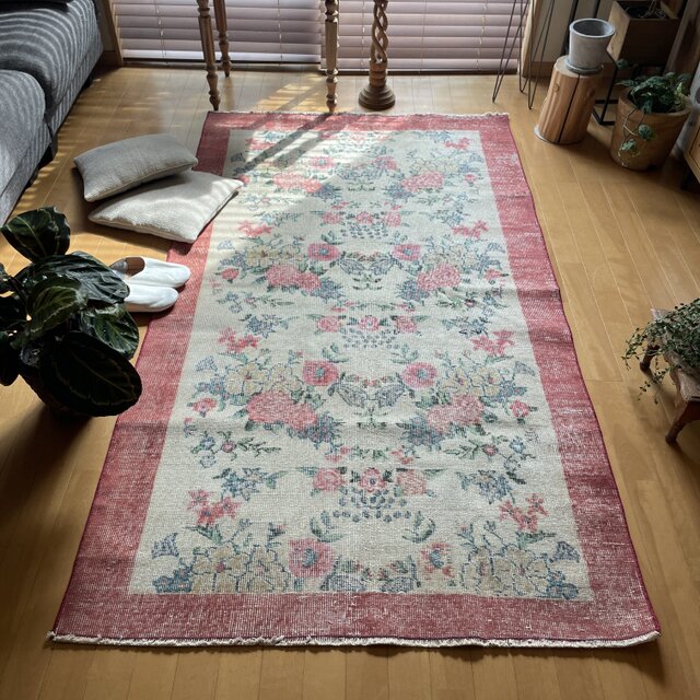 トルコヴィンテージラグ 113×202 コーラルピンク アンティーク薔薇模様 | iichi 日々の暮らしを心地よくするハンドメイドやアンティークのマーケットプレイス