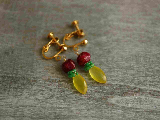 イエローカルセドニー＊ヴェネチアビーズ＊イヤリング＊no.689 | iichi 日々の暮らしを心地よくするハンドメイドやアンティークのマーケットプレイス