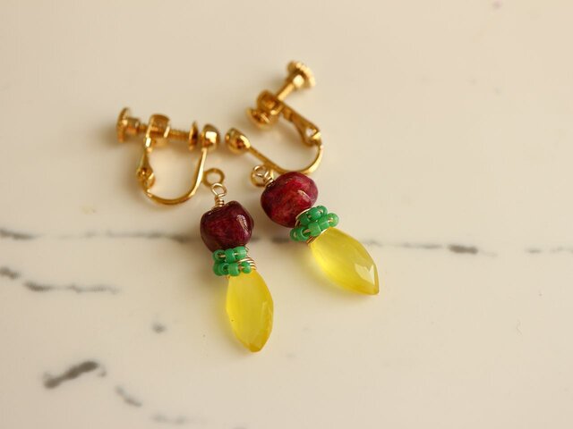 イエローカルセドニー＊ヴェネチアビーズ＊イヤリング＊no.689 | iichi 日々の暮らしを心地よくするハンドメイドやアンティークのマーケットプレイス