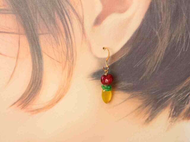イエローカルセドニー＊ヴェネチアビーズ＊イヤリング＊no.689 | iichi 日々の暮らしを心地よくするハンドメイドやアンティークのマーケットプレイス
