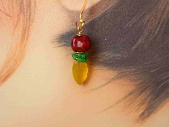 イエローカルセドニー＊ヴェネチアビーズ＊イヤリング＊no.689 | iichi 日々の暮らしを心地よくするハンドメイドやアンティークのマーケットプレイス