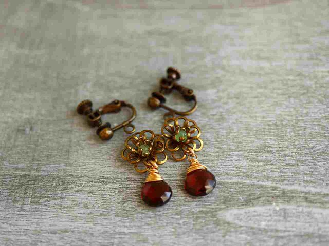 モザンビークガーネット＊AAA＊ヴィンテージフランス＊グリーンオパール＊イヤリング＊no.691 | iichi 日々の暮らしを心地よくするハンドメイドやアンティークのマーケットプレイス