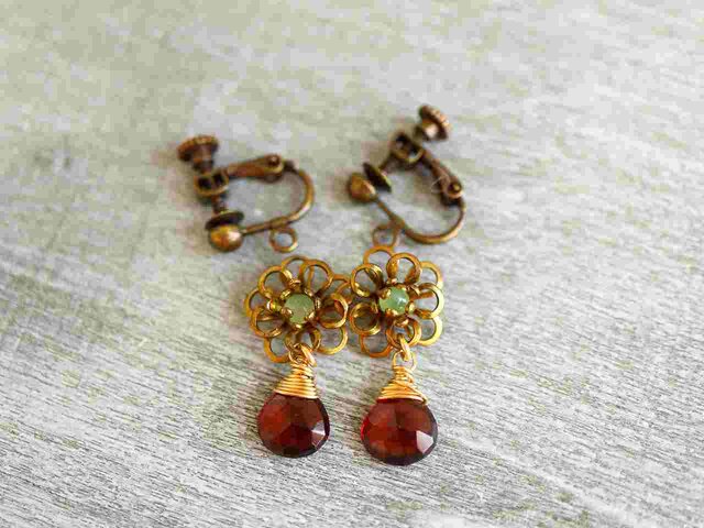 モザンビークガーネット＊AAA＊ヴィンテージフランス＊グリーンオパール＊イヤリング＊no.691 | iichi 日々の暮らしを心地よくするハンドメイドやアンティークのマーケットプレイス