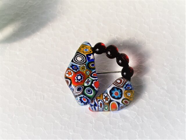 ブローチ ミルフィオリパーツとカボション組み合わせたサークルブローチ (b) | iichi 日々の暮らしを心地よくするハンドメイドやアンティークのマーケットプレイス