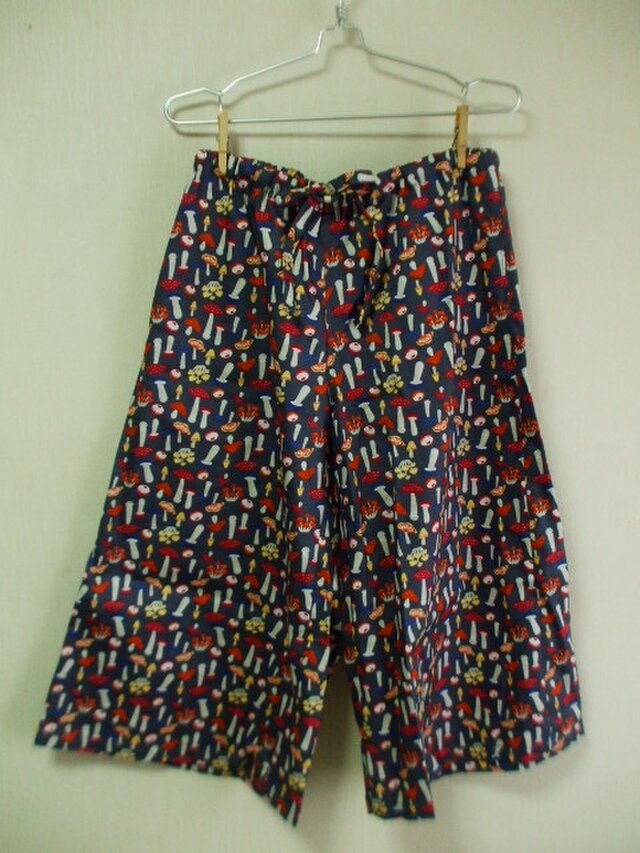 グレー地×きのこ柄プリント ガウチョパンツ両脇ポケット付き 綿100％ M～LLサイズ | iichi 日々の暮らしを心地よくするハンドメイドやアンティークのマーケットプレイス