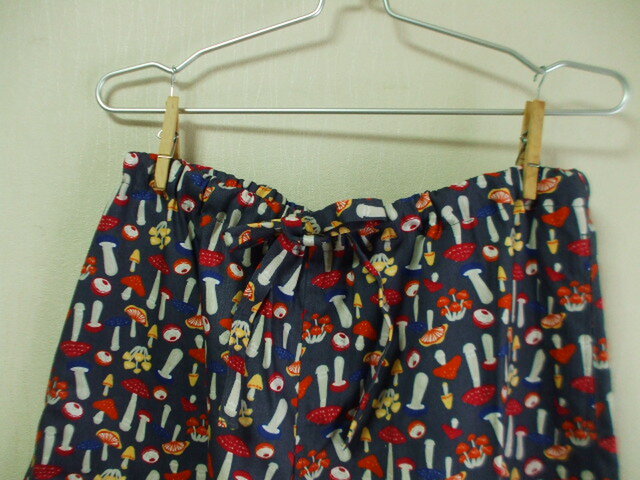 グレー地×きのこ柄プリント ガウチョパンツ両脇ポケット付き 綿100％ M～LLサイズ | iichi 日々の暮らしを心地よくするハンドメイドやアンティークのマーケットプレイス