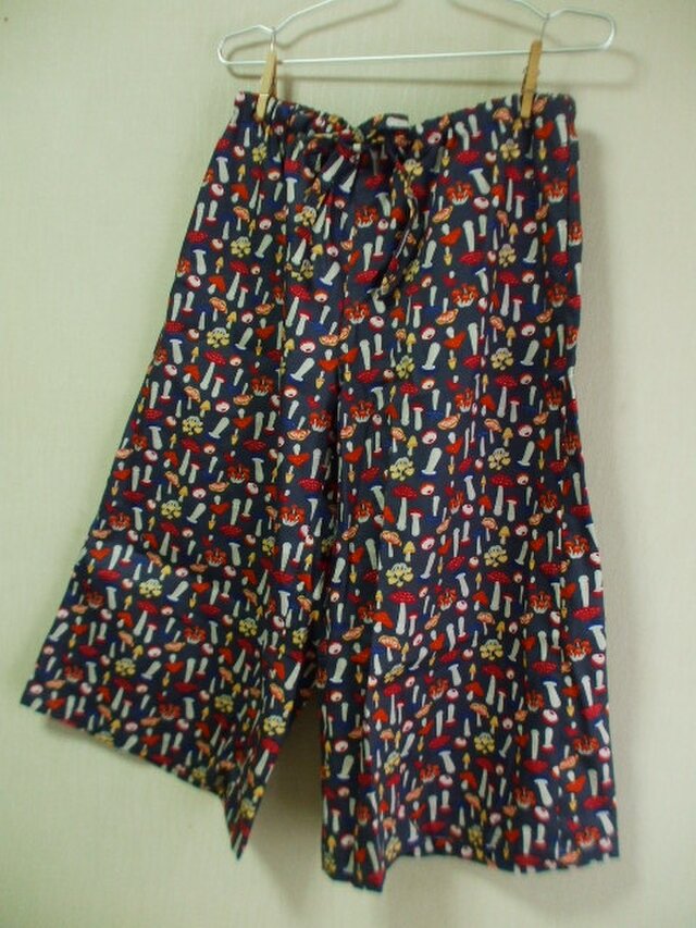 グレー地×きのこ柄プリント ガウチョパンツ両脇ポケット付き 綿100％ M～LLサイズ | iichi 日々の暮らしを心地よくするハンドメイドやアンティークのマーケットプレイス