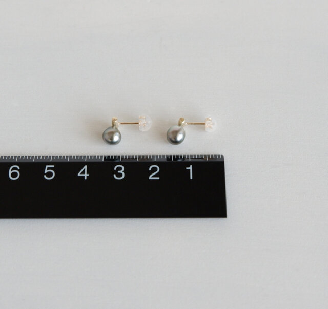 タヒチ真珠とゴールドのピアス K10 | iichi 日々の暮らしを心地よくするハンドメイドやアンティークのマーケットプレイス