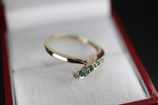 英国 ビンテージ イギリス ゴールド 指輪 リング 天然 エメラルド ベリル ビンテージ 純金率 375 宝石 J104 | iichi 日々の暮らしを心地よくするハンドメイドやアンティークの ...