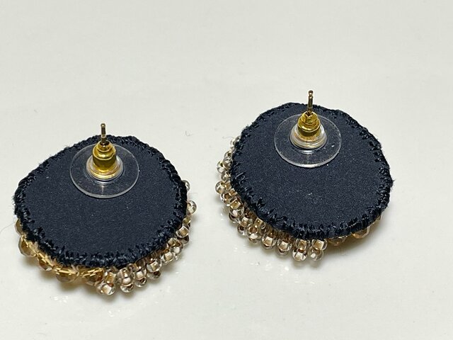 秋冬用 クルミパーツのビーズ刺繍ピアス | iichi 日々の暮らしを心地よくするハンドメイドやアンティークのマーケットプレイス