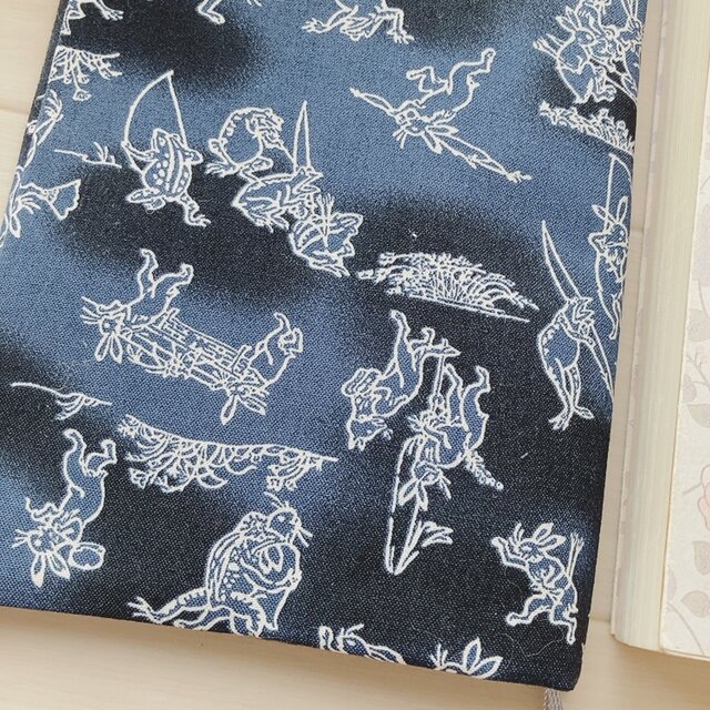 【B6サイズ・四六判】鳥獣戯画 手帳カバー ブックカバー | iichi 日々の暮らしを心地よくするハンドメイドやアンティークのマーケットプレイス