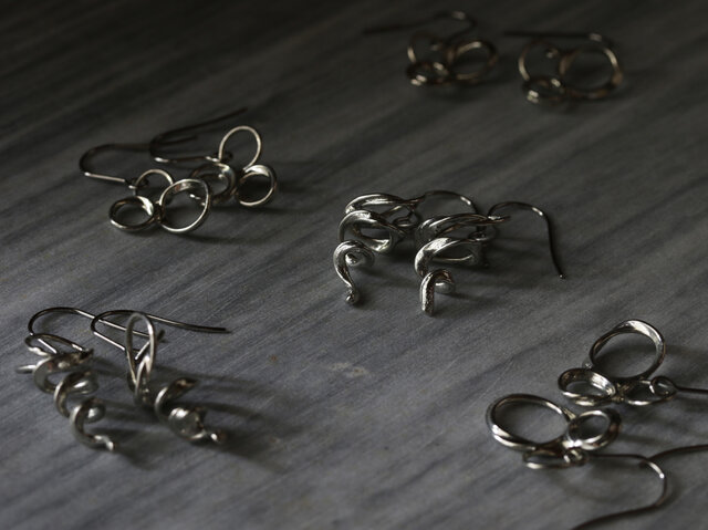 錫のピアス TOLOLY しずくf | iichi 日々の暮らしを心地よくするハンドメイドやアンティークのマーケットプレイス