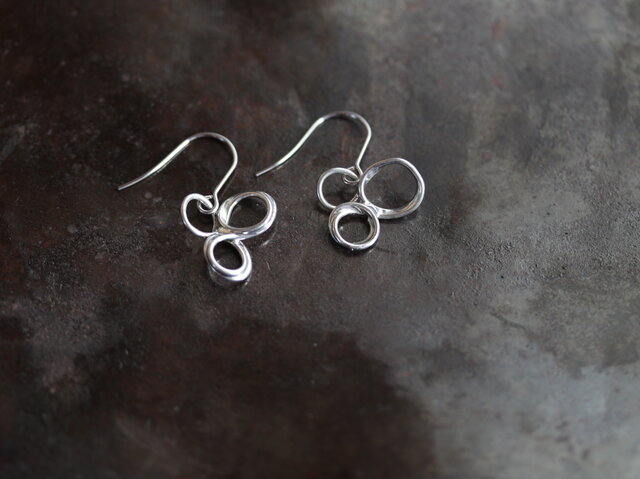 錫のピアス TOLOLY しずくf | iichi 日々の暮らしを心地よくするハンドメイドやアンティークのマーケットプレイス