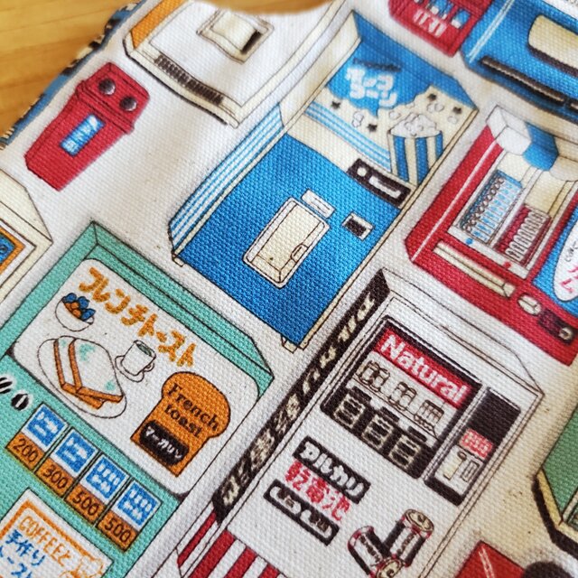 コンパクトに折りたためる レトロ自販機柄のペットボトルカバー | iichi 日々の暮らしを心地よくするハンドメイドやアンティークのマーケットプレイス