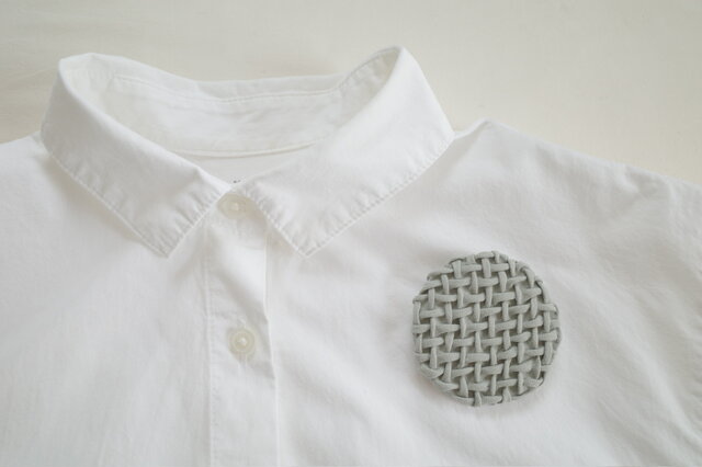 Smocking brooch・グレー | iichi 日々の暮らしを心地よくするハンドメイドやアンティークのマーケットプレイス