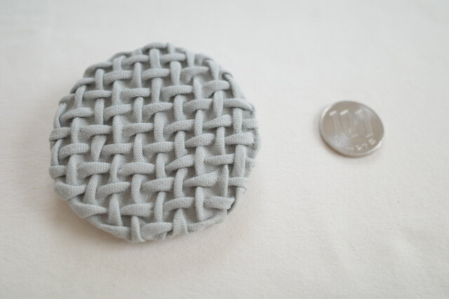 Smocking brooch・グレー | iichi 日々の暮らしを心地よくするハンドメイドやアンティークのマーケットプレイス