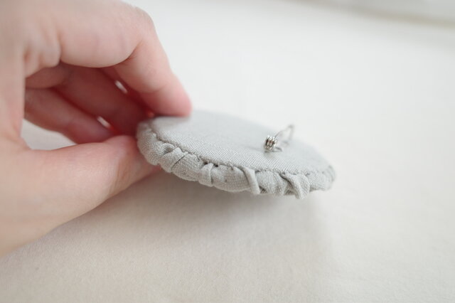 Smocking brooch・グレー | iichi 日々の暮らしを心地よくするハンドメイドやアンティークのマーケットプレイス