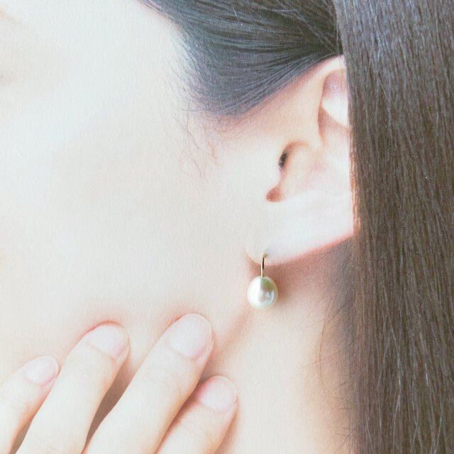 【新作】淡水パール一粒ピアス /クリスマスギフト/ハレの日 | iichi 日々の暮らしを心地よくするハンドメイドやアンティークのマーケットプレイス