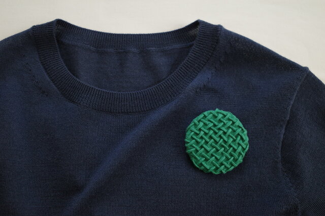 Smocking brooch・グリーン | iichi 日々の暮らしを心地よくするハンドメイドやアンティークのマーケットプレイス