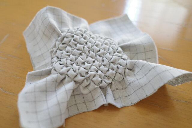 Smocking brooch・グリーン | iichi 日々の暮らしを心地よくするハンドメイドやアンティークのマーケットプレイス