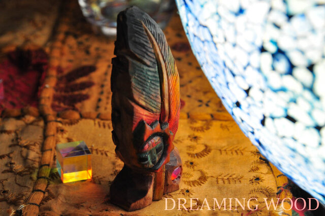 虹色イーグルの羽根 rainbow eagle feather Indian ornament | iichi 日々の暮らしを心地よくするハンドメイドやアンティークのマーケットプレイス